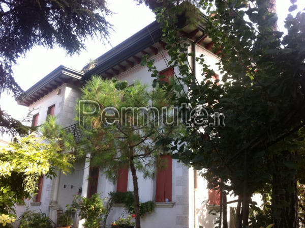 Villa di tre piani con giardino 300 mq a 10' da Venezia Venezia in ...