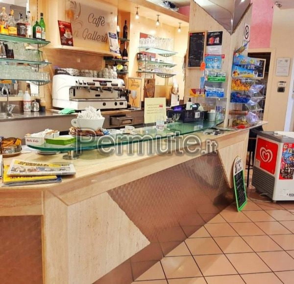 Immobile commerciale arredato a bar (tutto funzionante) in galleria ...